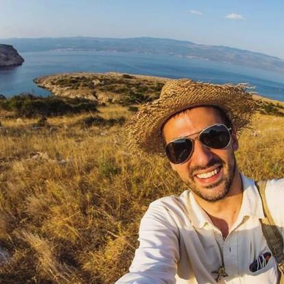 FOTO Ovi svećenici 'zapalili' su internet! Na listi su i Hrvati, žene ...