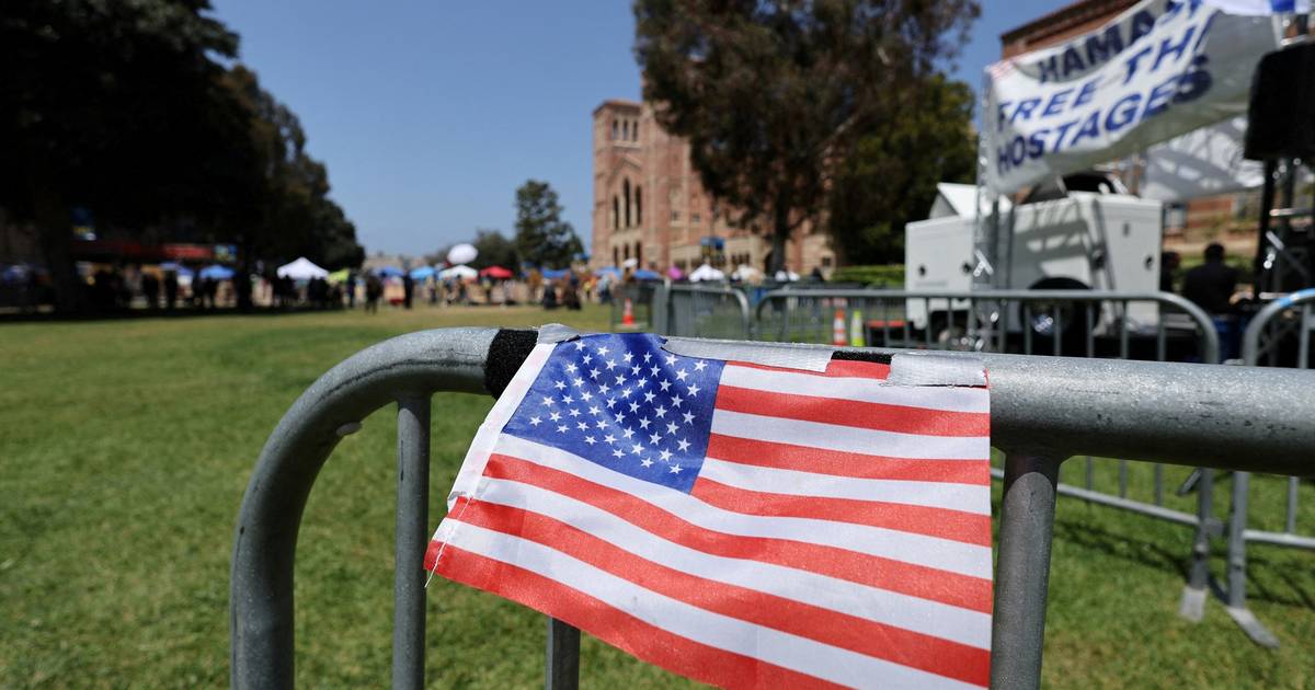 SAD: Provokativne zastave ispred kuće konzervativnog suca. On tvrdi ...