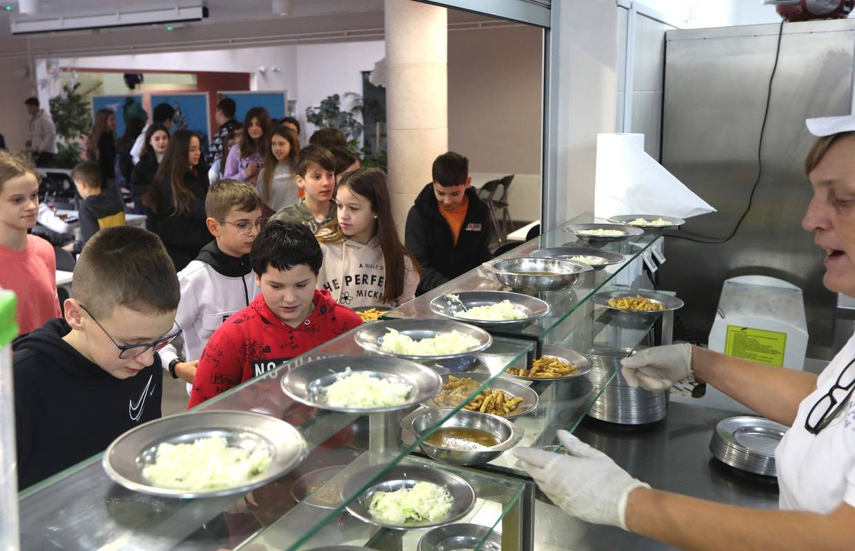 Besplatni obroci u školama: Od laganih obroka i sendviča pa do riže na ...