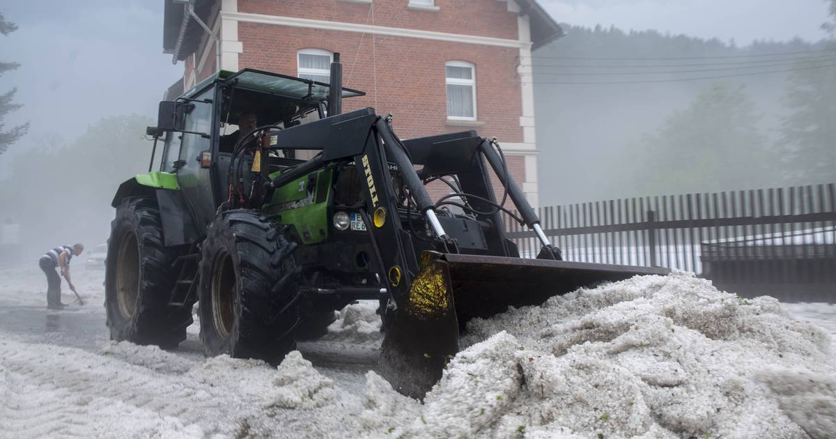 Tuču uklanjali bagerom, grom ubio planinara i ozlijedio djecu | 24sata