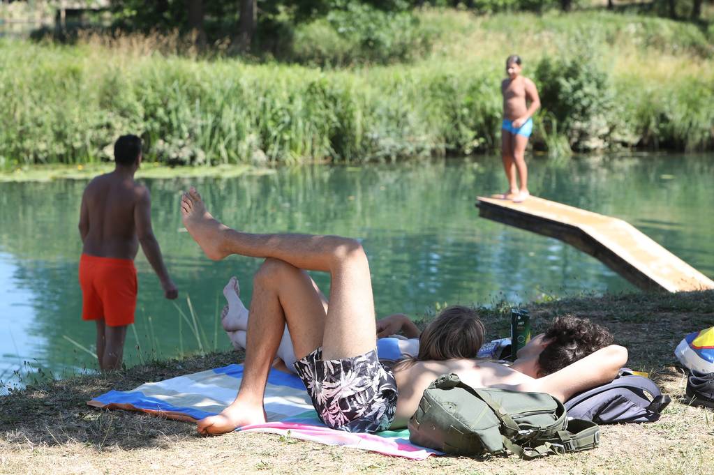 FOTO Vruće ljeto u Dugoj Resi: Mrežnica hladi bolje od klime | 24sata