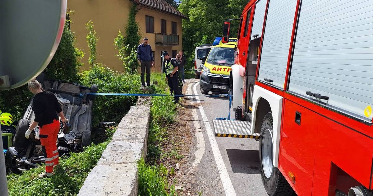Auto završio na krovu u škrapi, vozača su izvlačili vatrogasci... | 24sata