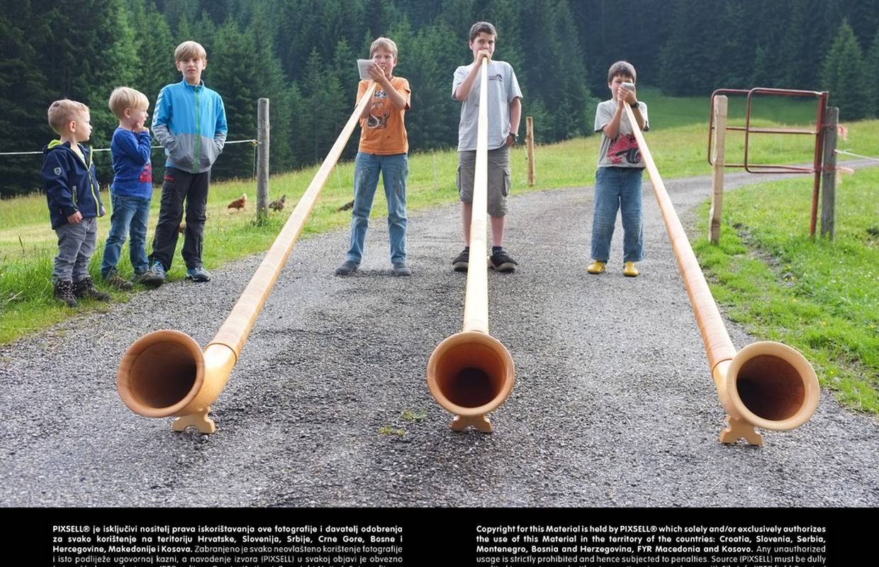 Neobično glazbalo dvostruko je veće od svog svirača | 24sata