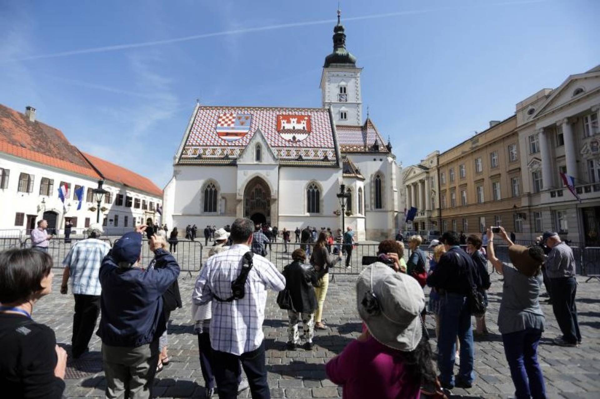 Galerija slika - Markov trg pun turista, crkvu "razgledavaju" preko ...