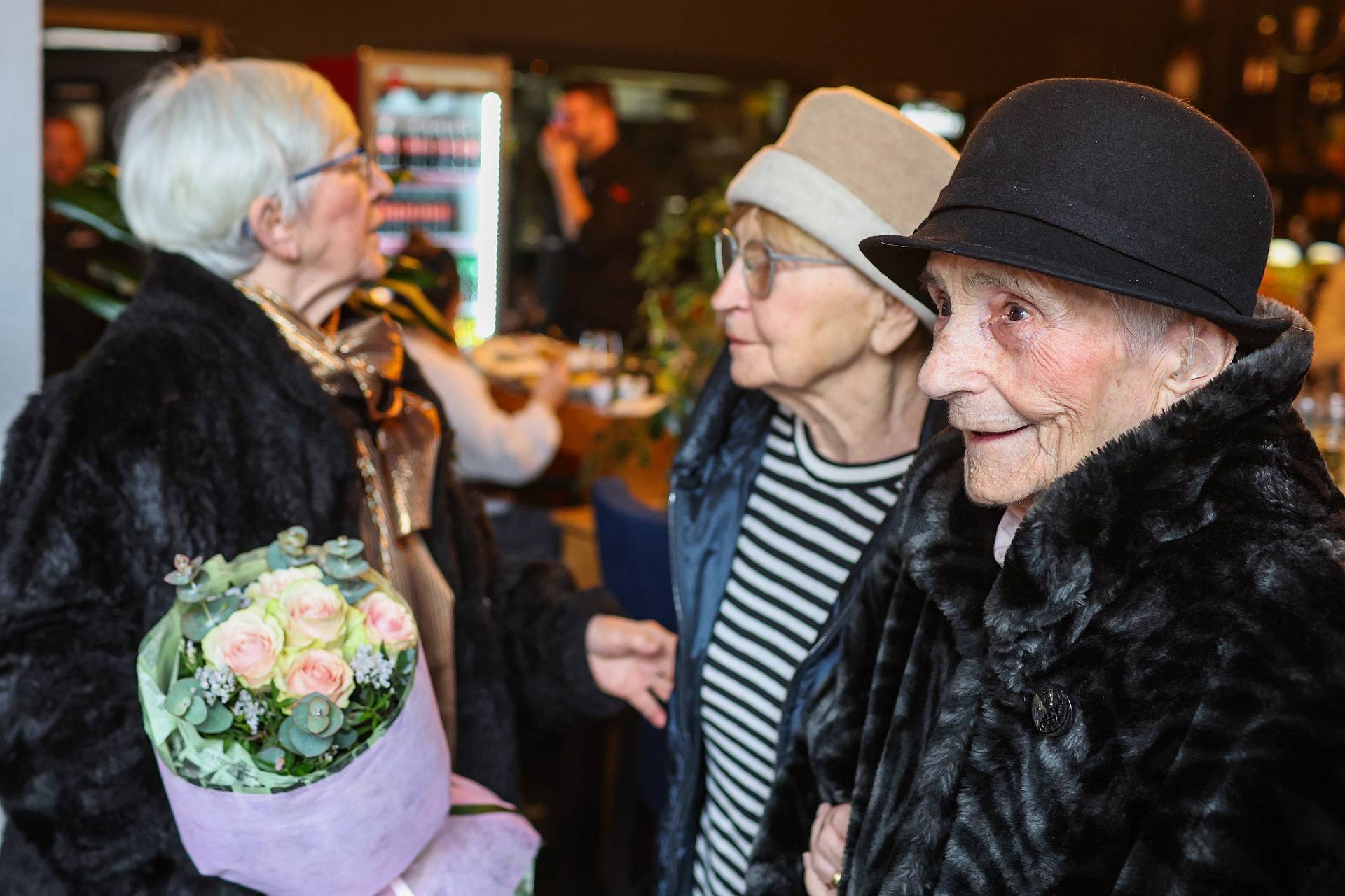 FOTO Geni, geni sinjski! Ivka na slavlju s obitelji proslavila 107 ...