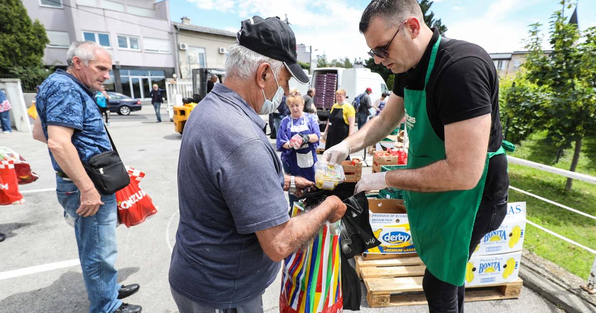 Bravo dečki: Krimpolicajci iz Zagreba skupili novac pa skuhali ručak za ... Bravo dečki: Krimpolicajci iz Zagreba skupili novac pa skuhali ručak za ...