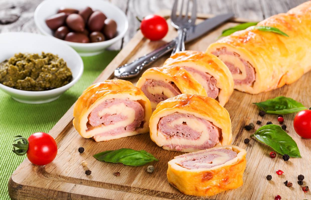 Pečene rolice od šunke sa sirom, piletinom, račicom i maslinama | 24sata