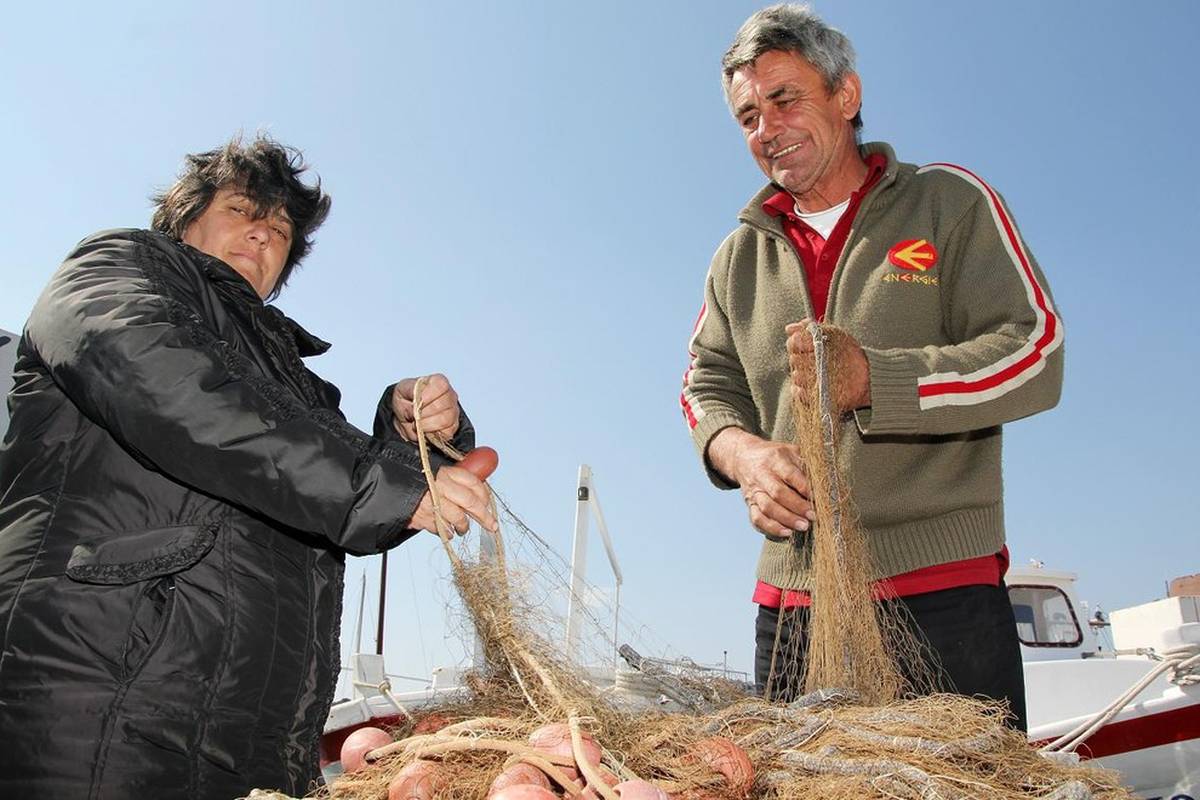 Supružnici i ribari su izvukli obitelj iz podivljalog mora | 24sata