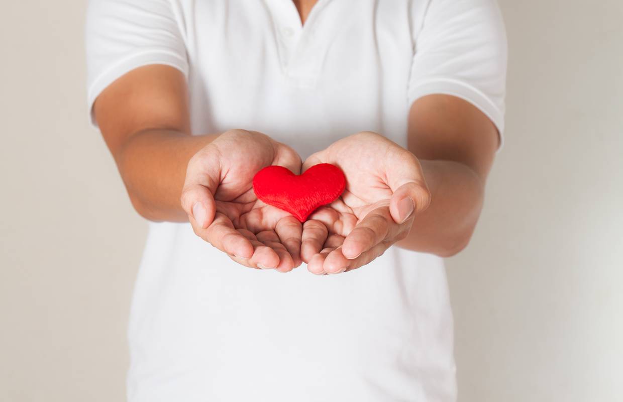 Stisak ruke upućuje na rizik od infarkta, drhtanje na štitnjaču | 24sata