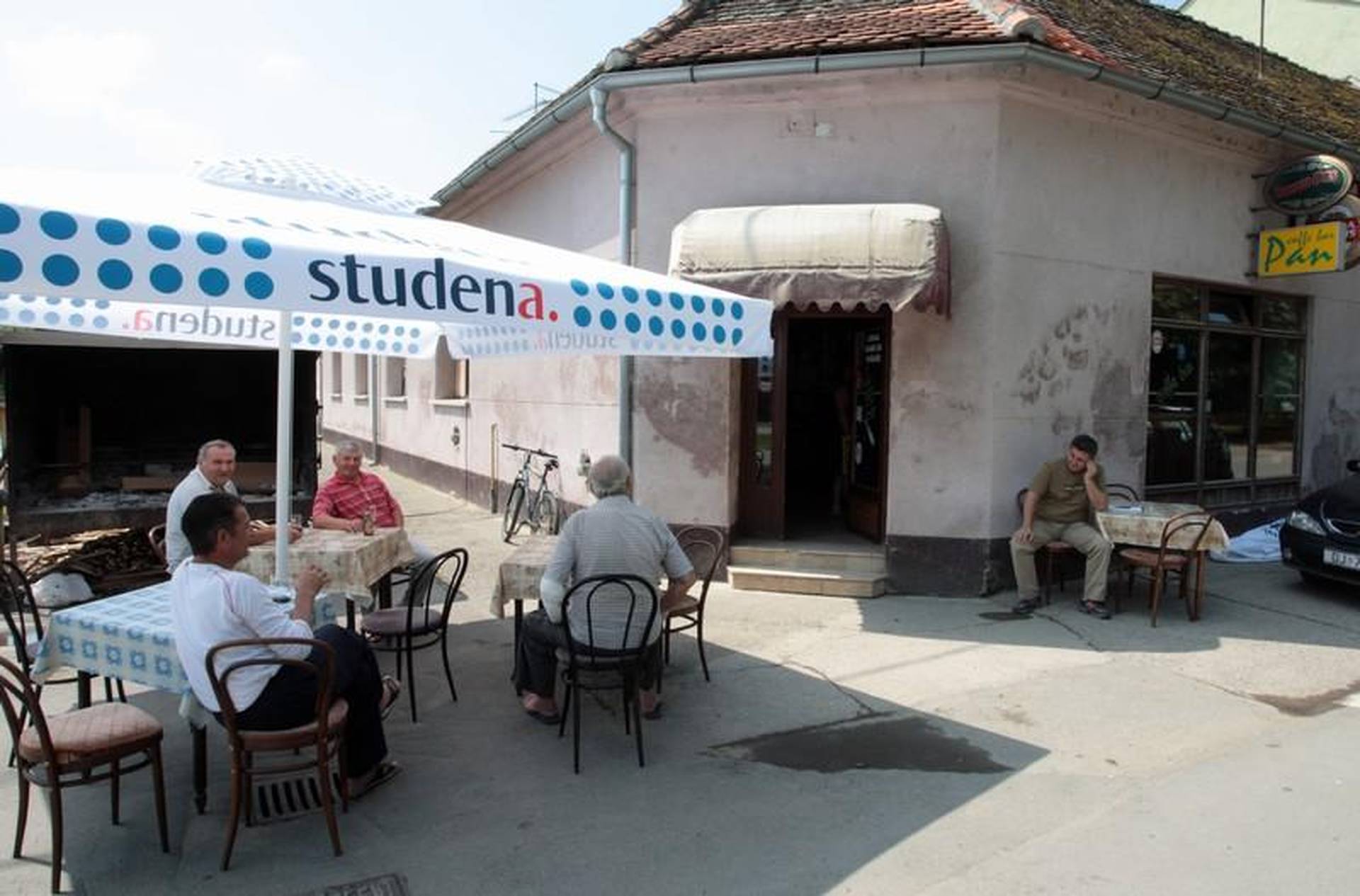 Galerija slika - Ugostitelj otvorio kafić u Đakovu - samo za pušače ... Galerija slika - Ugostitelj otvorio kafić u Đakovu - samo za pušače ...