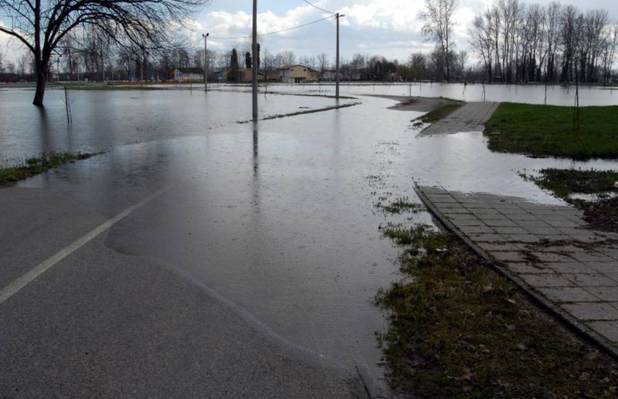 Sava poplavila "Poloj" kod Sl. Broda, vodostaj rijeke 679 cm | 24sata