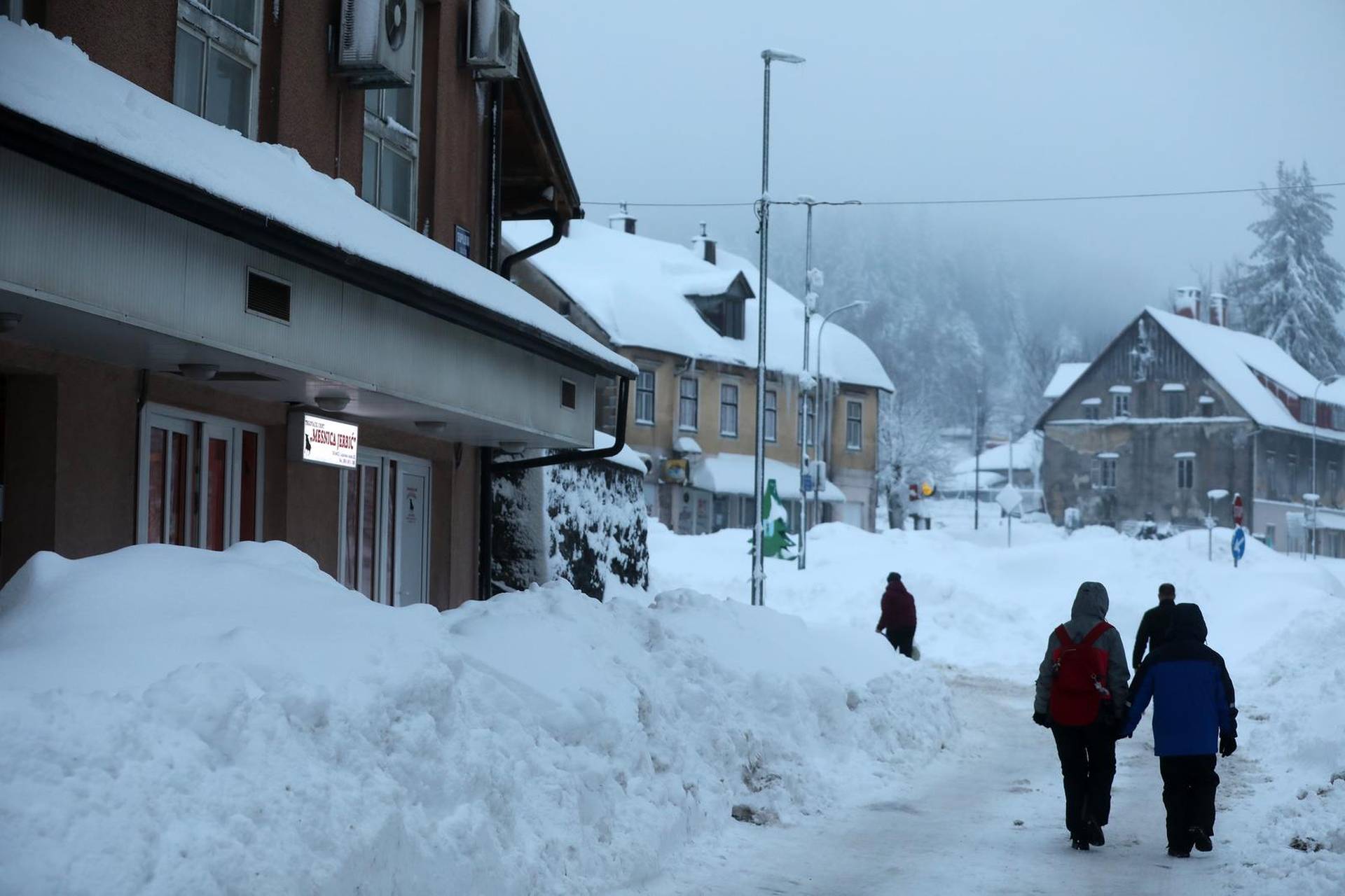 Pogledajte čudesne prizore: Delnice zametene snijegom | 24sata