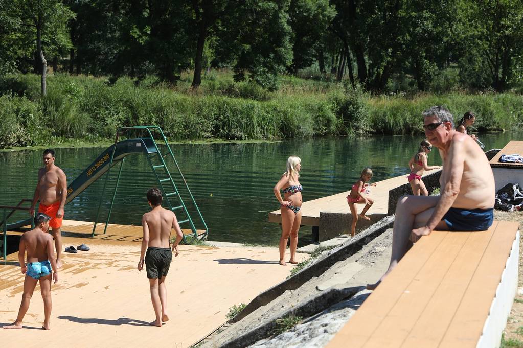 FOTO Vruće ljeto u Dugoj Resi: Mrežnica hladi bolje od klime | 24sata
