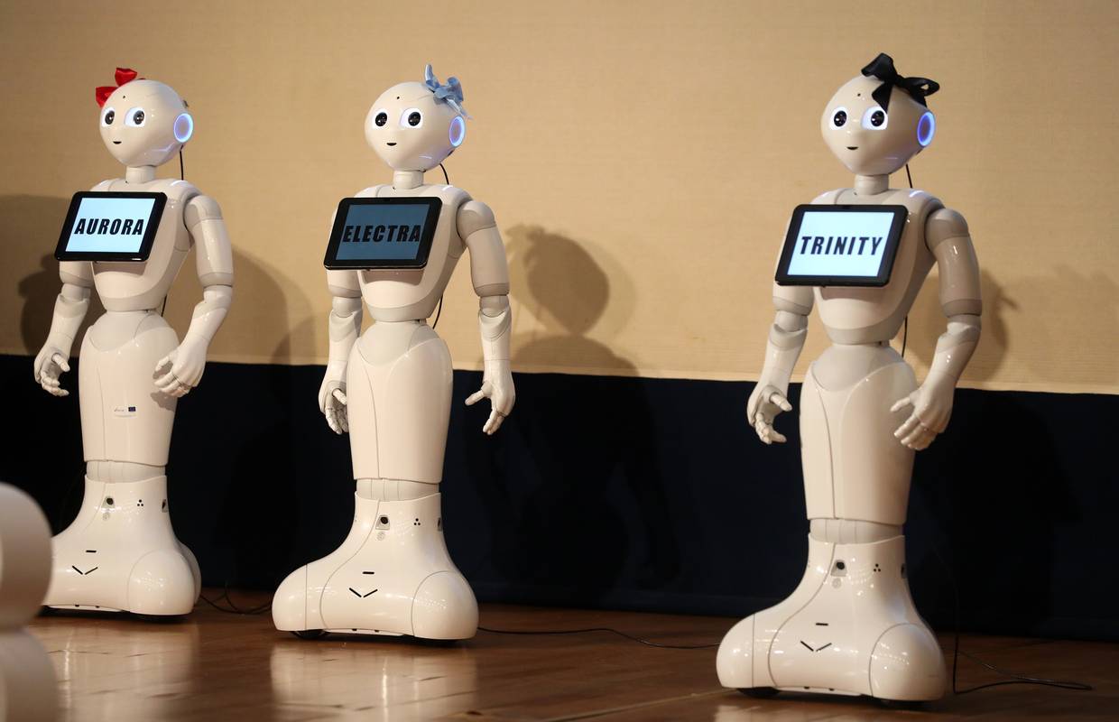 Krenulo je: Roboti u Opatiji prvi put na panelu. Auroru, Trinity i ...