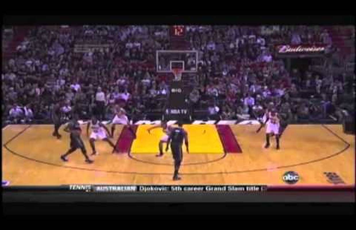 Leti, leti, leti: LeBron James preskočio protivnika i zakucao | 24sata