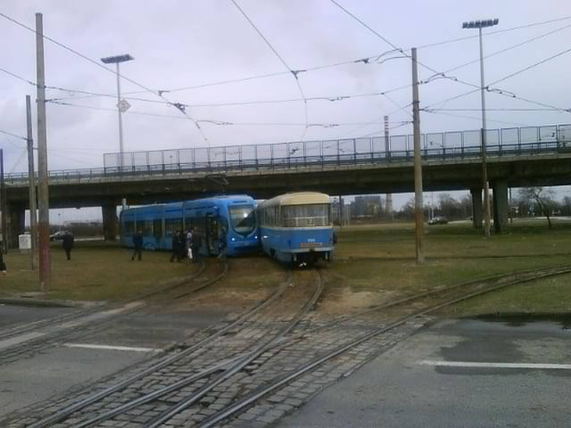 Galerija slika - Zbog skretnice u kvaru sudarila se dva tramvaja | 24sata