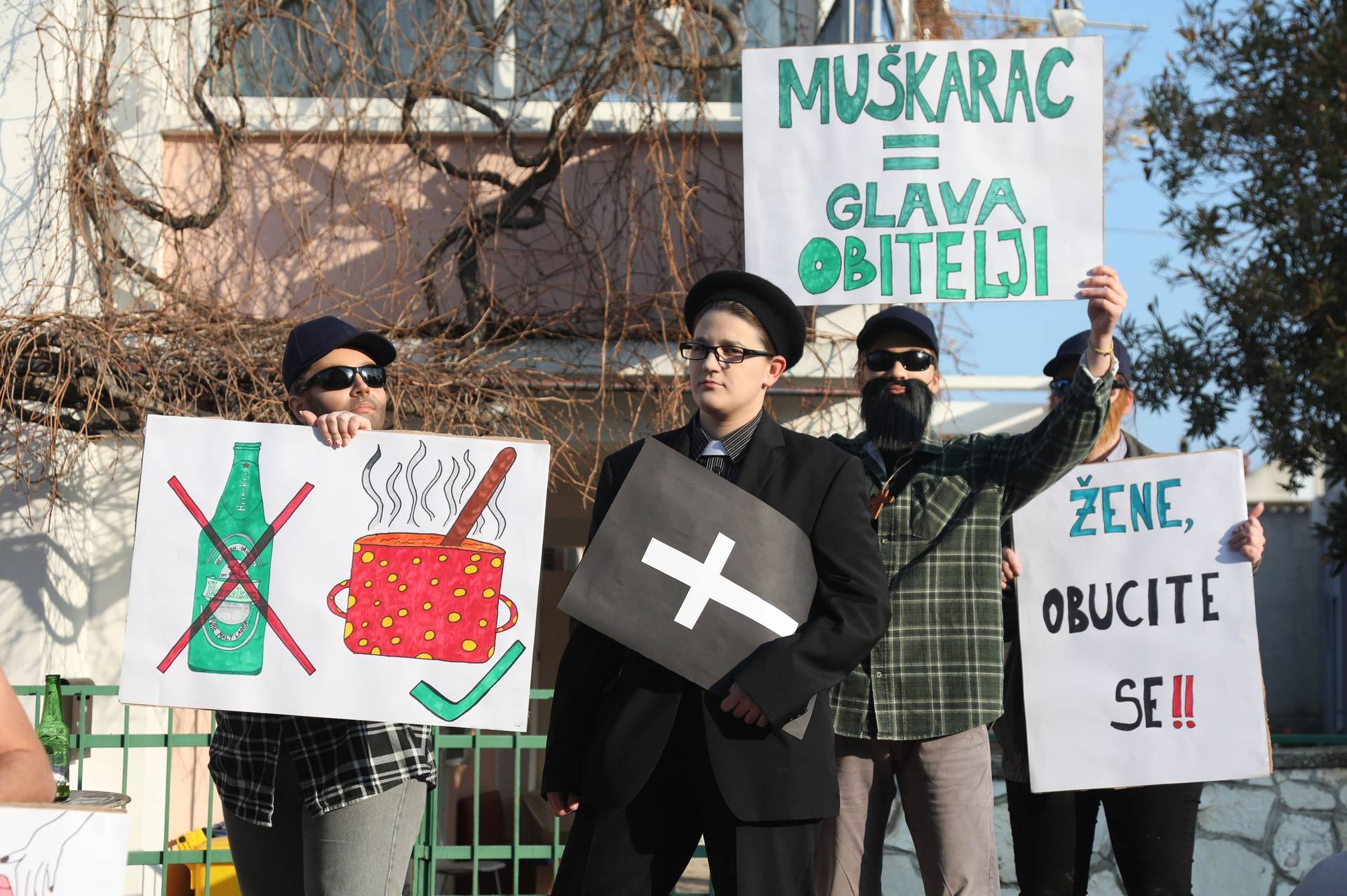 Galerija slika - Murterske bake: Maskirali se u Let i na povorku stigli ...