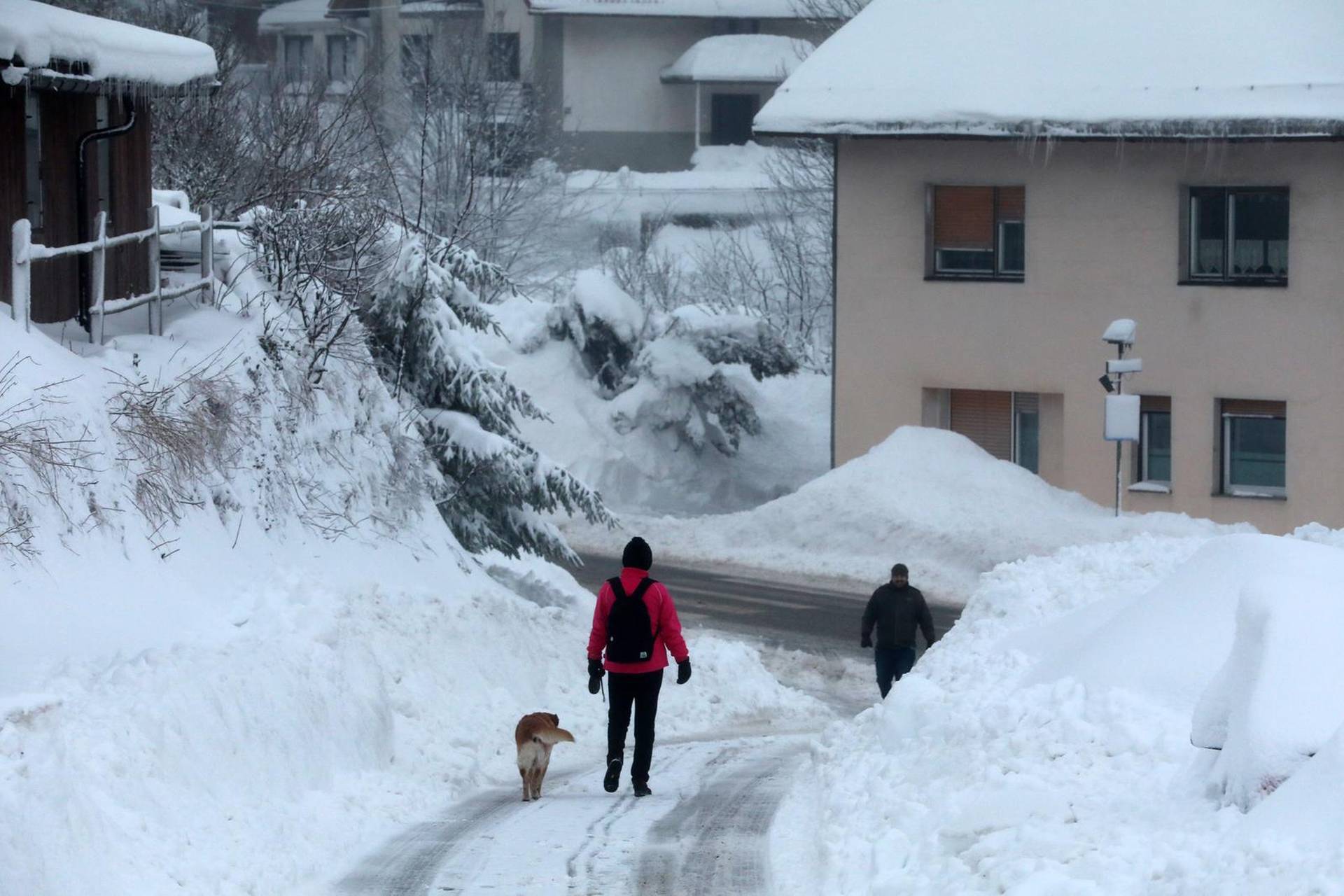 Pogledajte čudesne prizore: Delnice zametene snijegom | 24sata