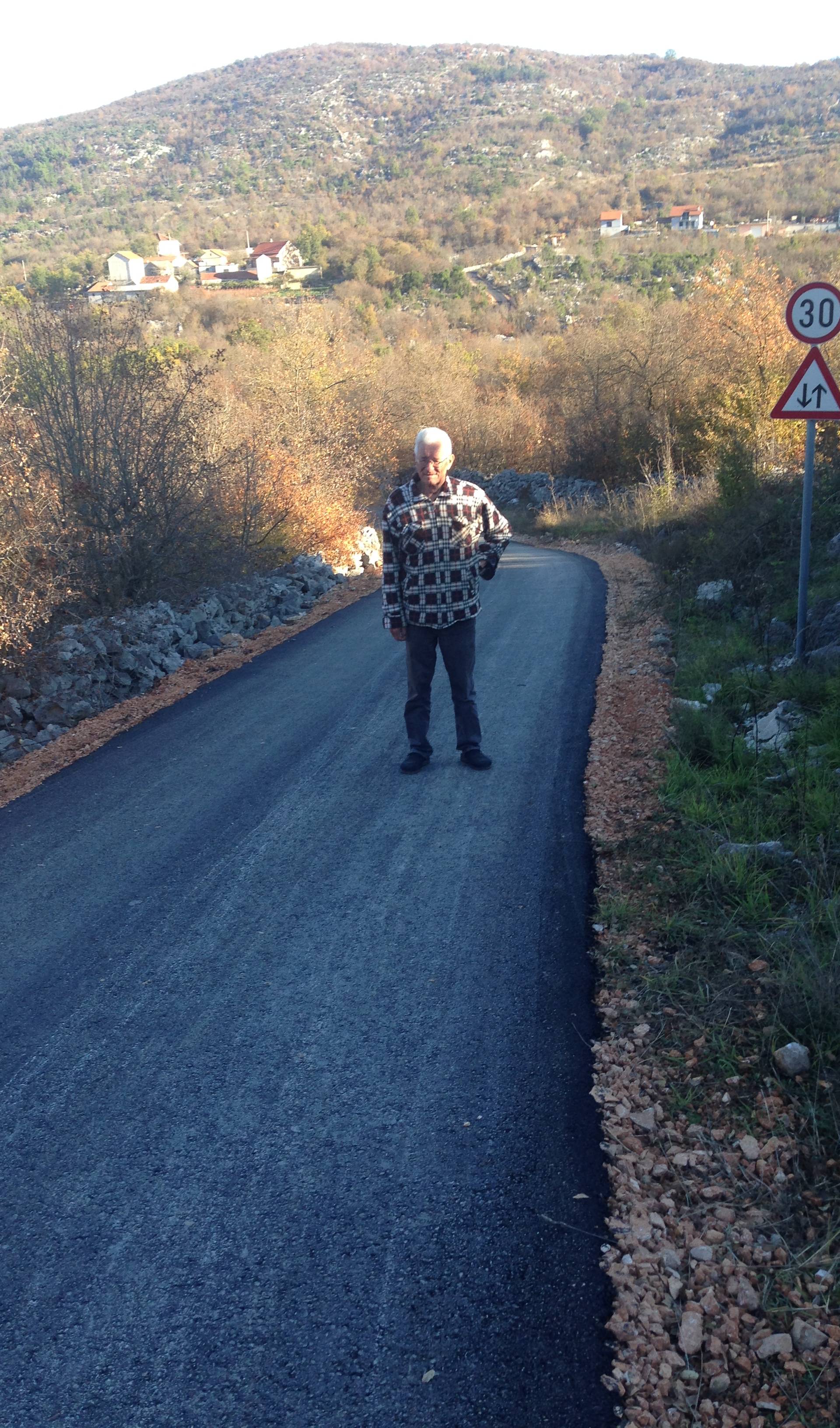 Ivan (82) sam probijao cestu i asfaltirao je punih deset godina | 24sata