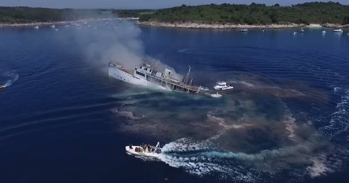 Fascinantno potapanje broda iz zraka, s palube i pod vodom | 24sata