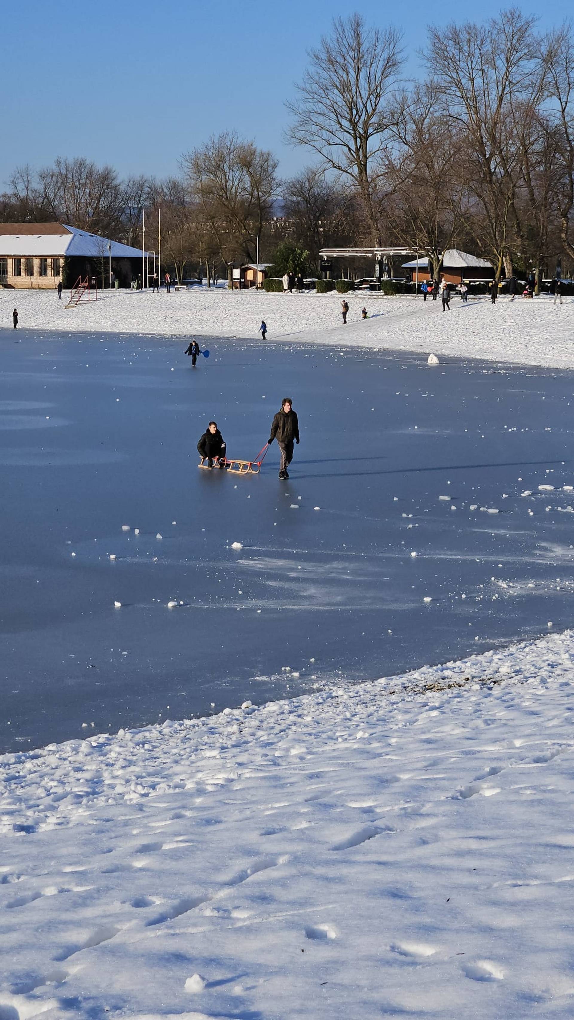 FOTO Kae s glavom: 'Hodali su zaleđenim Jarunom. Policija je bila i ...