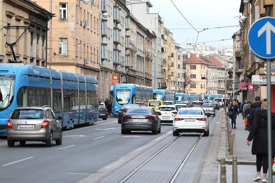 Auto naletio na pješaka u Ilici, ne voze tramvaji do Črnomerca | 24sata