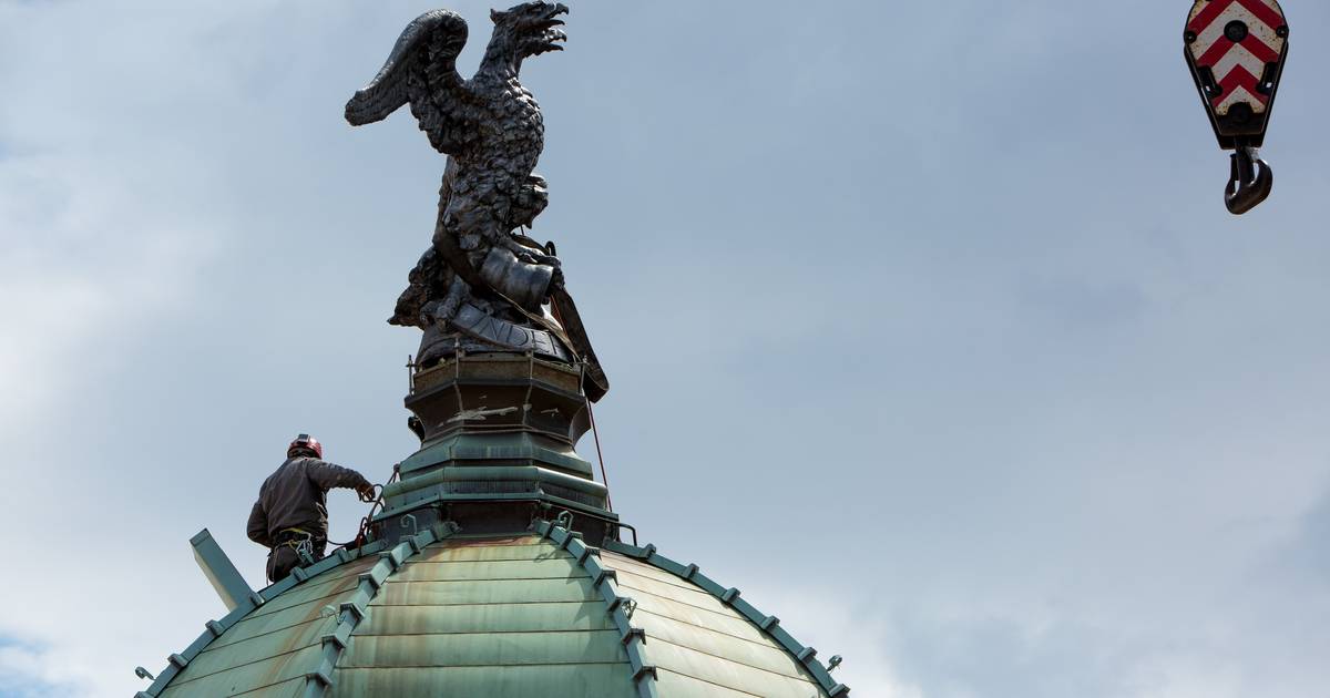 Nakon 68 godina: Legendarni dvoglavi orao opet čuva Rijeku | 24sata