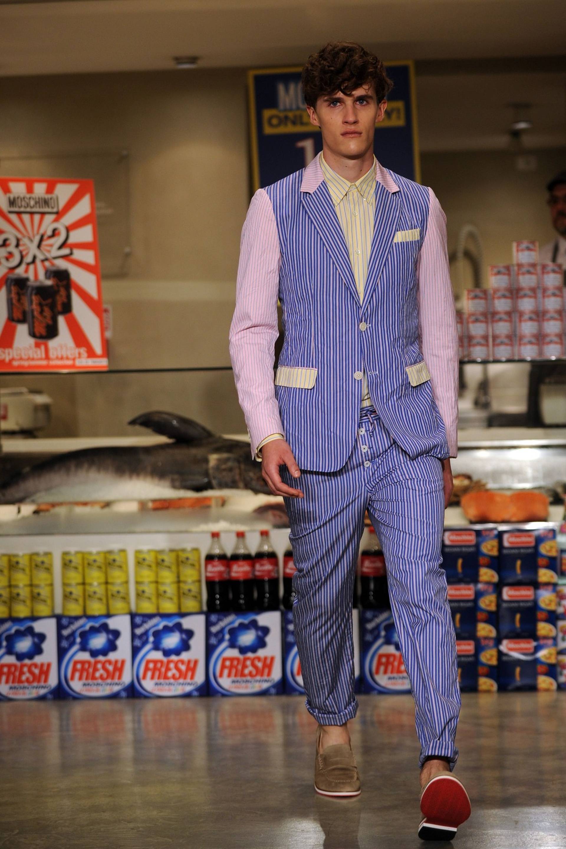 Galerija slika - Pop art manekeni iz Moschina među policama ...