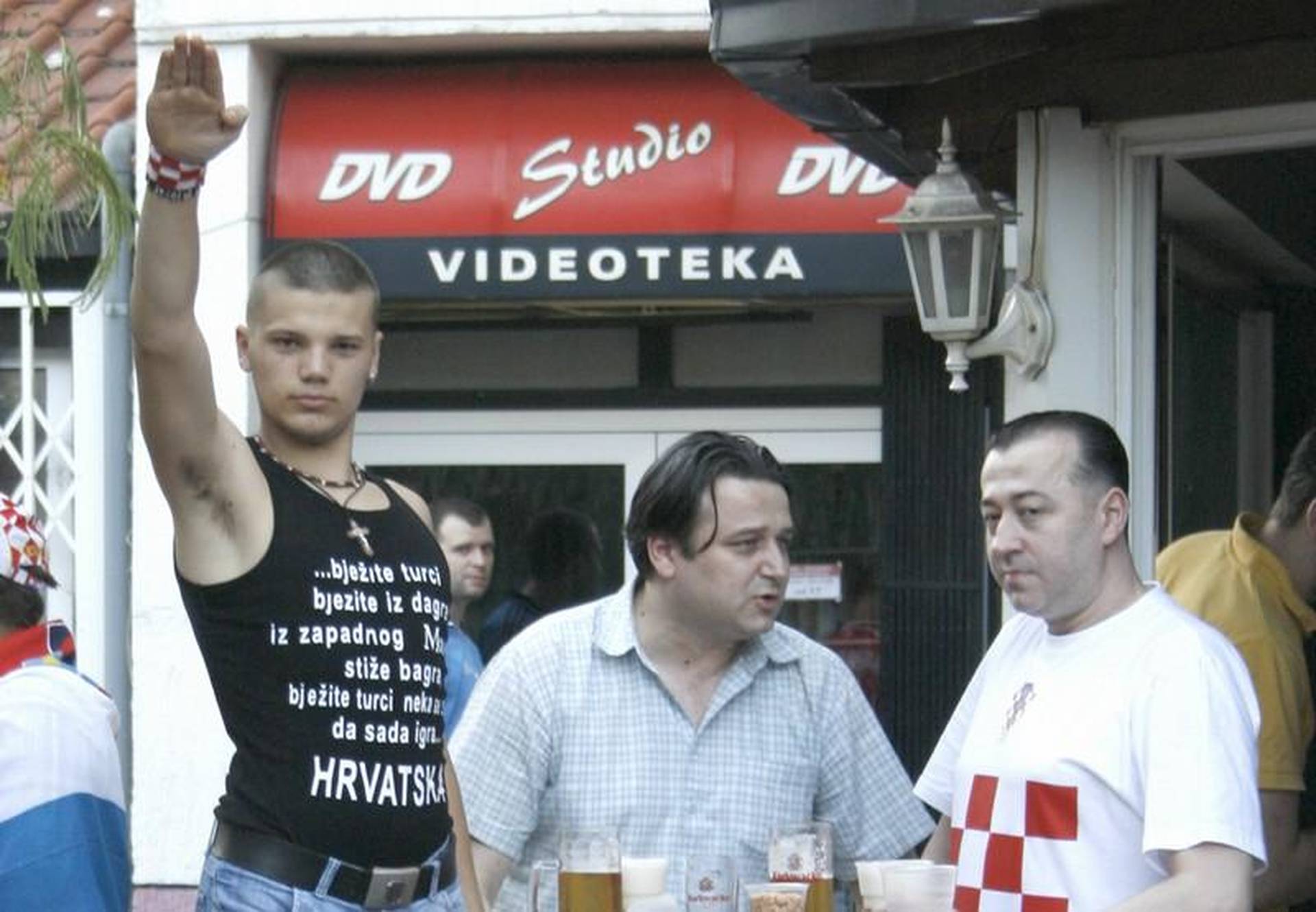 Galerija slika - Mostar: Slavlje na ulicama pretvorilo se u obračun ...