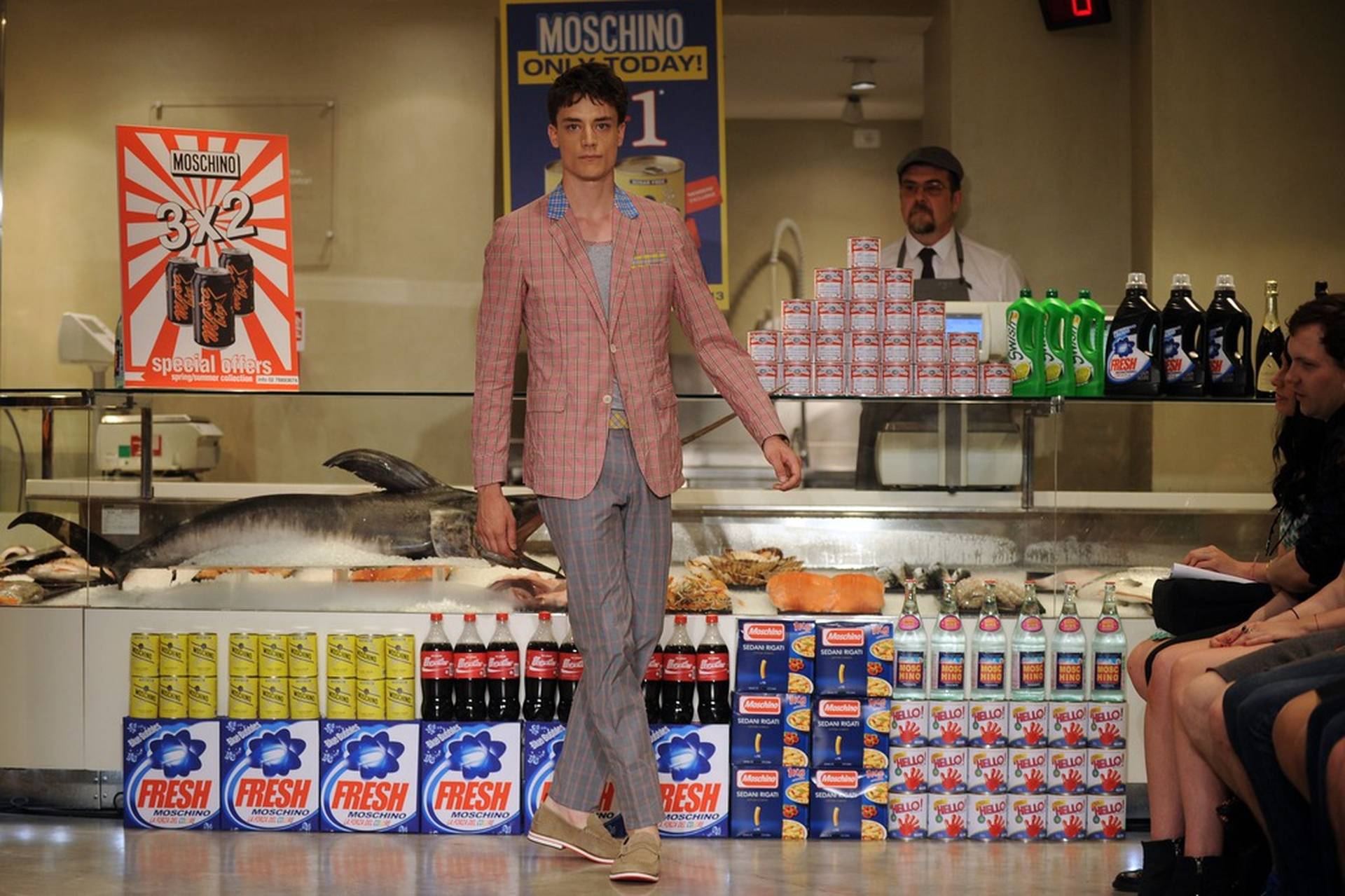 Galerija slika - Pop art manekeni iz Moschina među policama ...