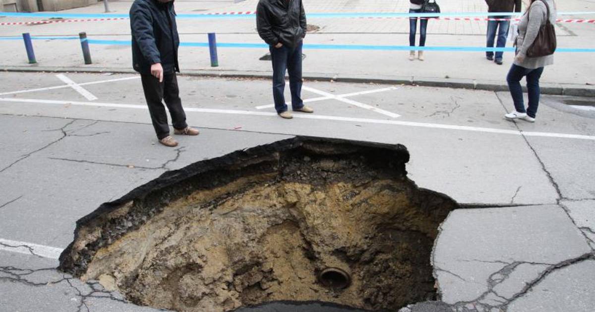 U Karlovcu se 'otvorila' rupa duboka i široka čak pet metara | 24sata