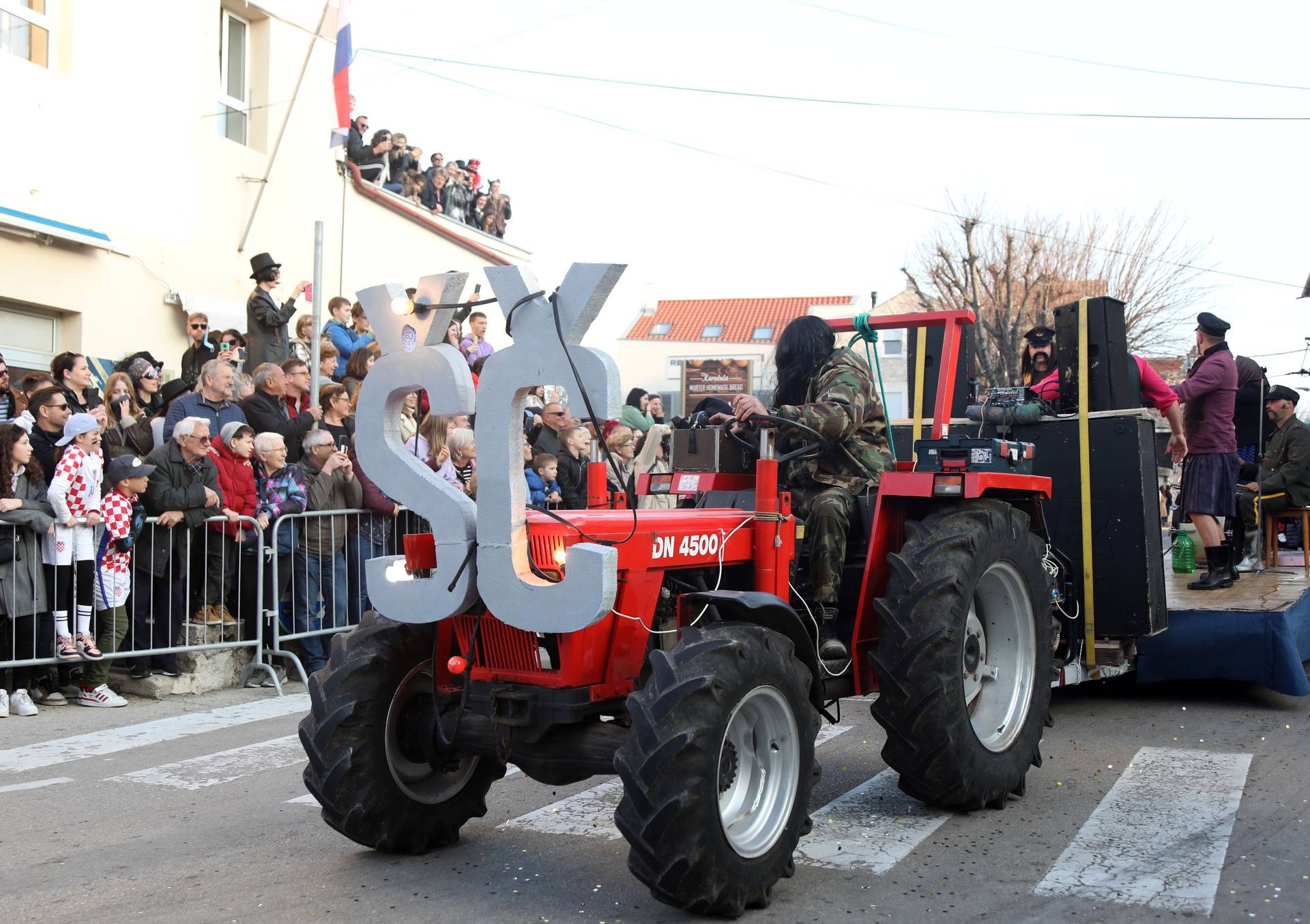 Galerija slika - Murterske bake: Maskirali se u Let i na povorku stigli ...