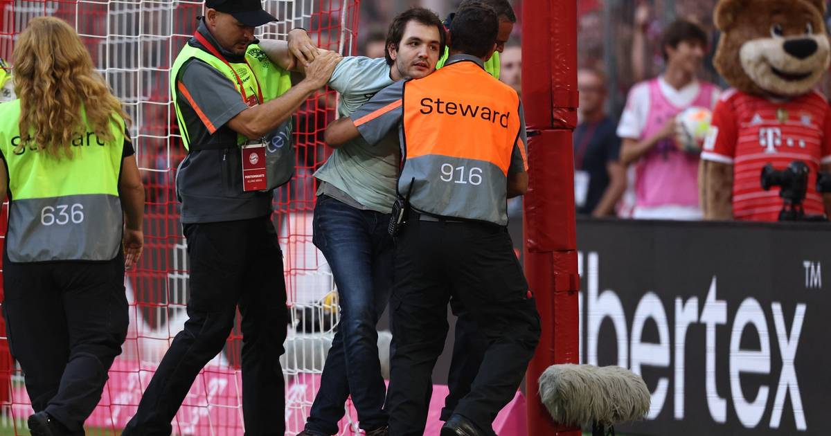 Prekinuli utakmicu Bayerna: Jedan se zavezao za stativu, drugoga su ...