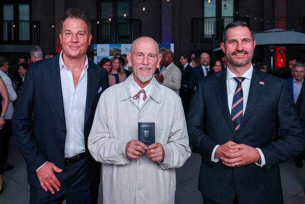 John Malkovich dobio hrvatsku putovnicu u posjeti 'vatrenima': Očeva ...