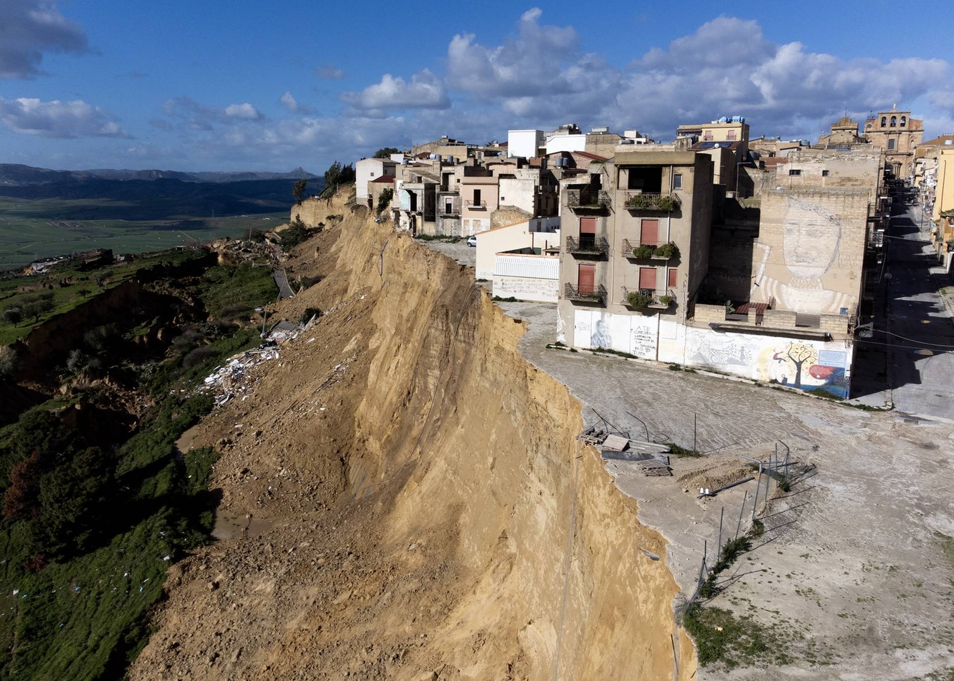 FOTO Grad u Italiji visi s litice: Ljudi uzimaju najbitnije iz kuća ...