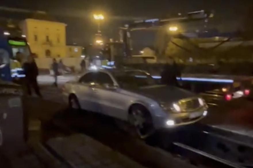 FOTO Autom upao u tračnice na Gl. kolodvoru: 'Nije vidio da je tamo rupa. Tramvaji nisu vozili ...