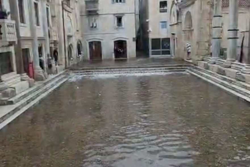 VIDEO Dioklecijanovi podrumi pod vodom nakon snažne oluje, splitski ...