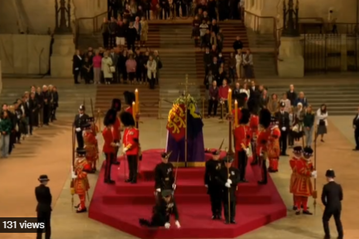 Kraljevski čuvar pao u nesvijest dok je čuvao kraljičin lijes Kraljica ...