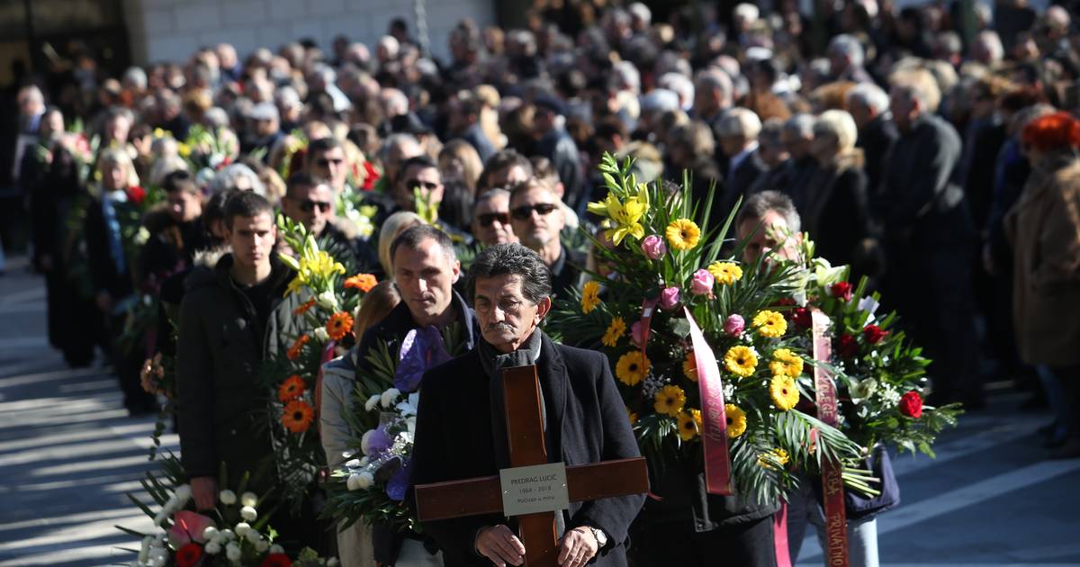 Tisuće ljudi oprostilo se od Predraga Lucića na Lovrincu | 24sata Tisuće ljudi oprostilo se od Predraga Lucića na Lovrincu | 24sata