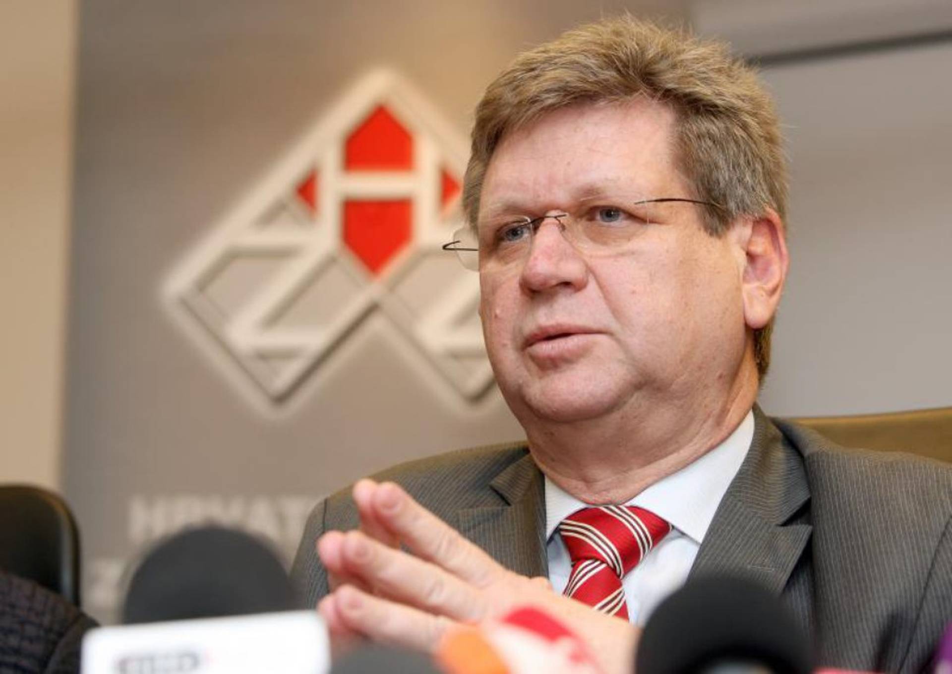 Galerija slika - Nezaposleni: Povećanje plaća direktorima bahata i ...