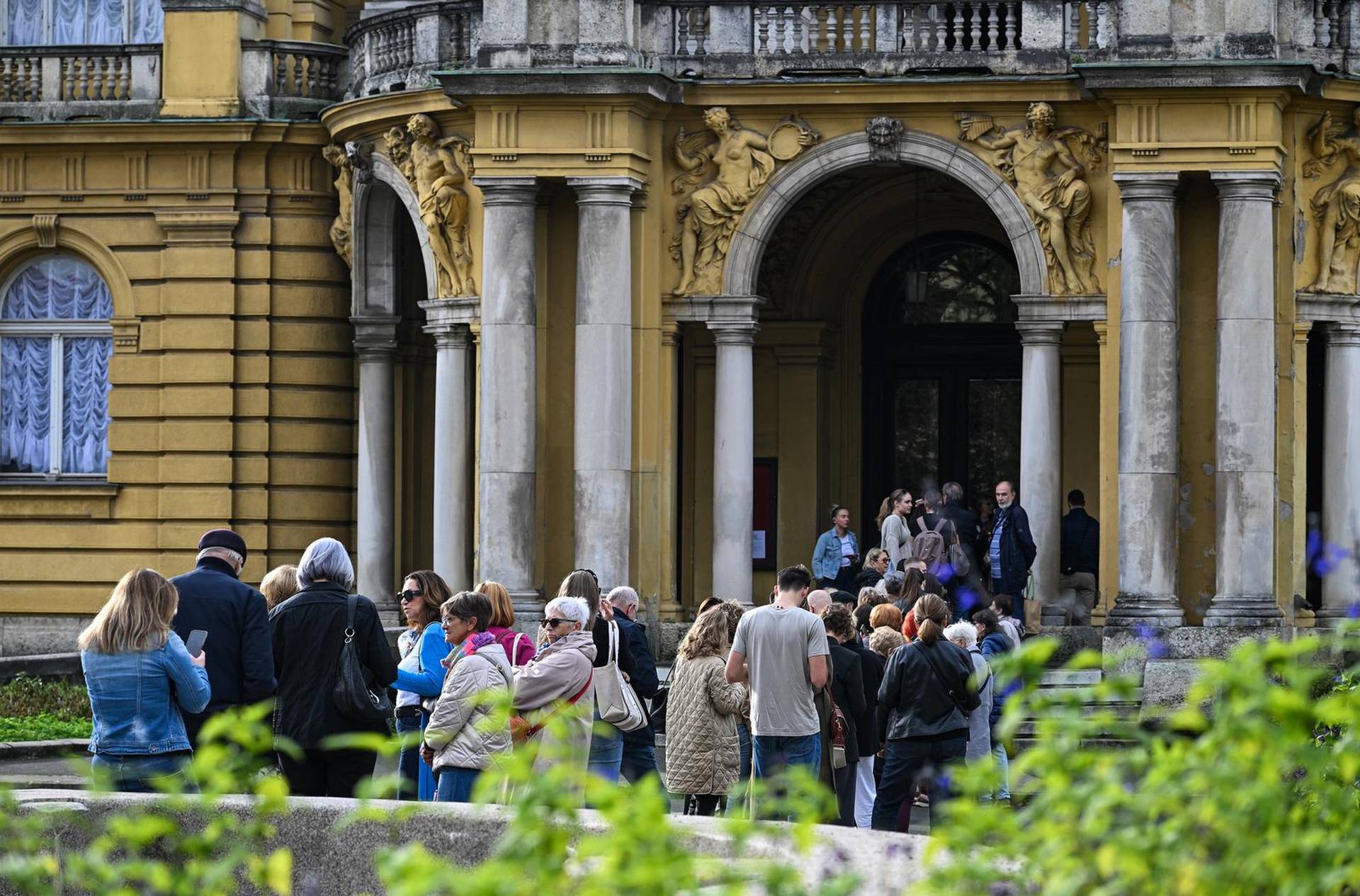 FOTO Pogledajte red ispred HNK Zagreb! Počela prodaja ulaznica za ...