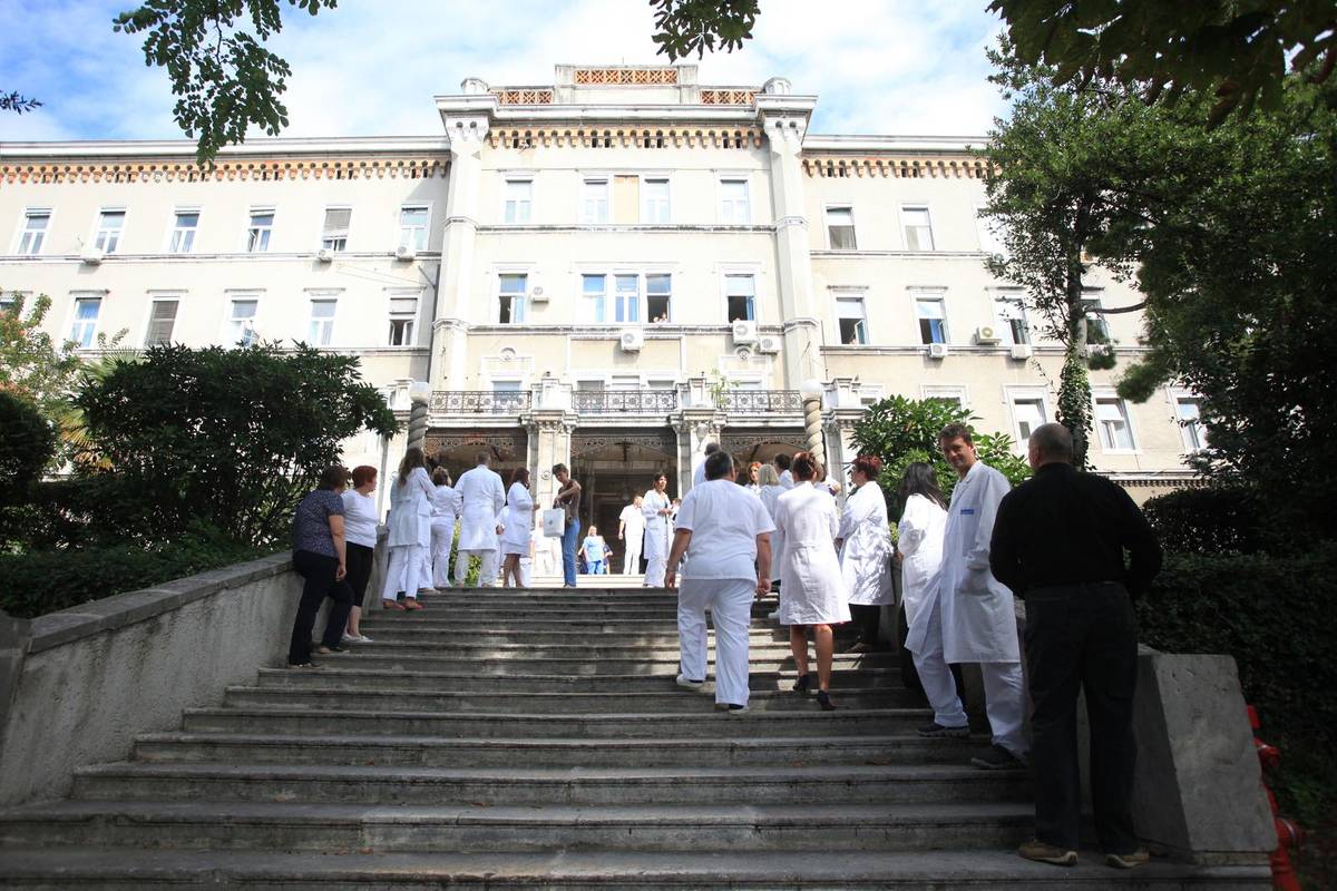 U KBC Rijeka predstavljena magnetna stolica - uređaj za liječenje ...