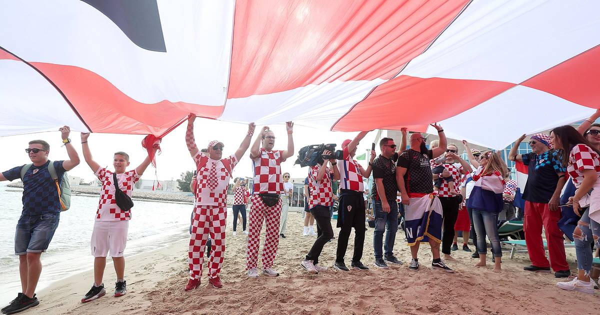 Ludnica u Dohi od ranog jutra! Navijači razvili 200-metarsku zastavu ... Ludnica u Dohi od ranog jutra! Navijači razvili 200-metarsku zastavu ...