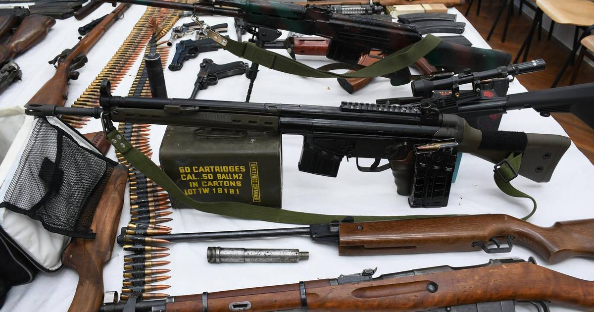 Tip je policiji u Kutjevu predao tri strojnice, bombe, kuburu, pištolj ...