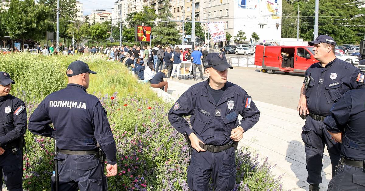 Beograd: Nakon prosvjeda skinut sporni transparent SNS-a | 24sata