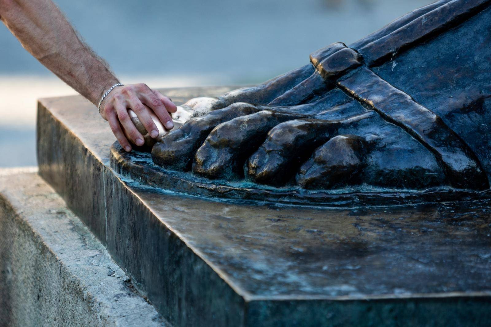 Oštećen palac Grgura Ninskog: Hoće li i dalje donositi sreću? | 24sata