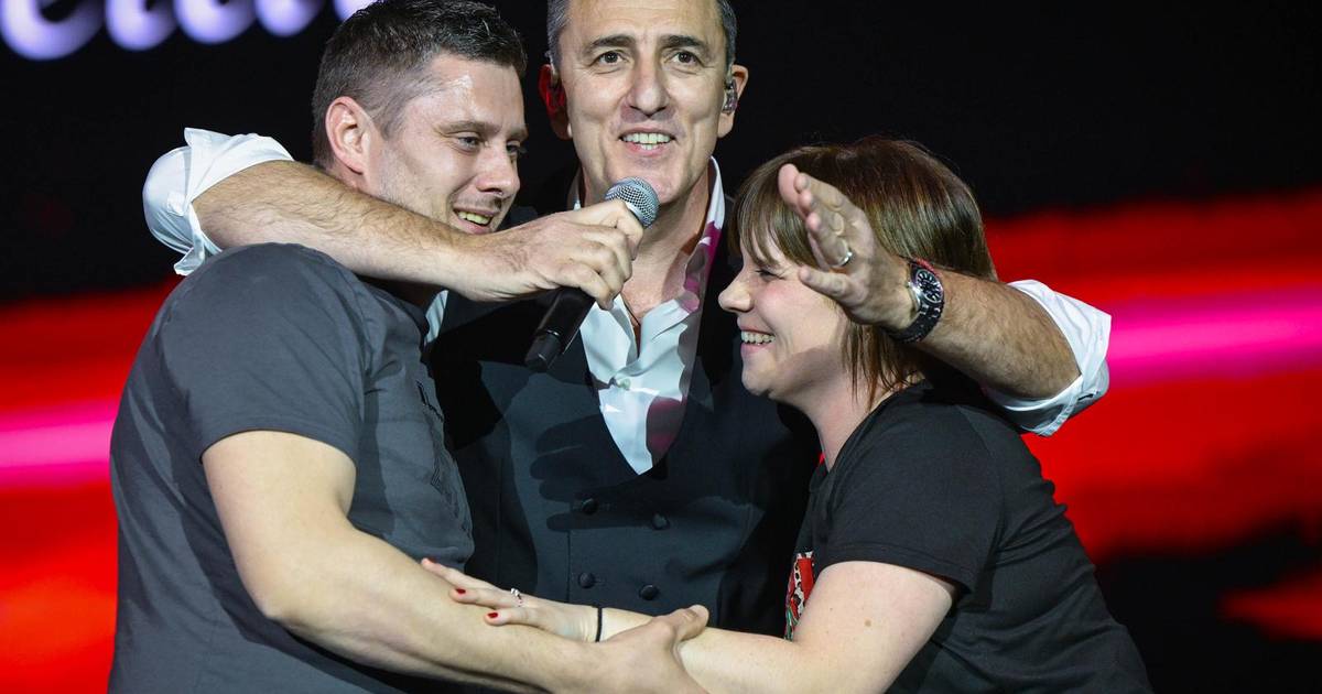 FOTO Samo ljubav: Petar na koncertu Sergeja Ćetkovića zaprosio Ivu u ...