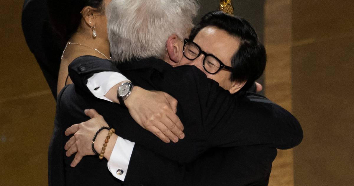 Slika koja je raznježila mnoge: Harrison Ford i Key Huy Quan zagrlili ...