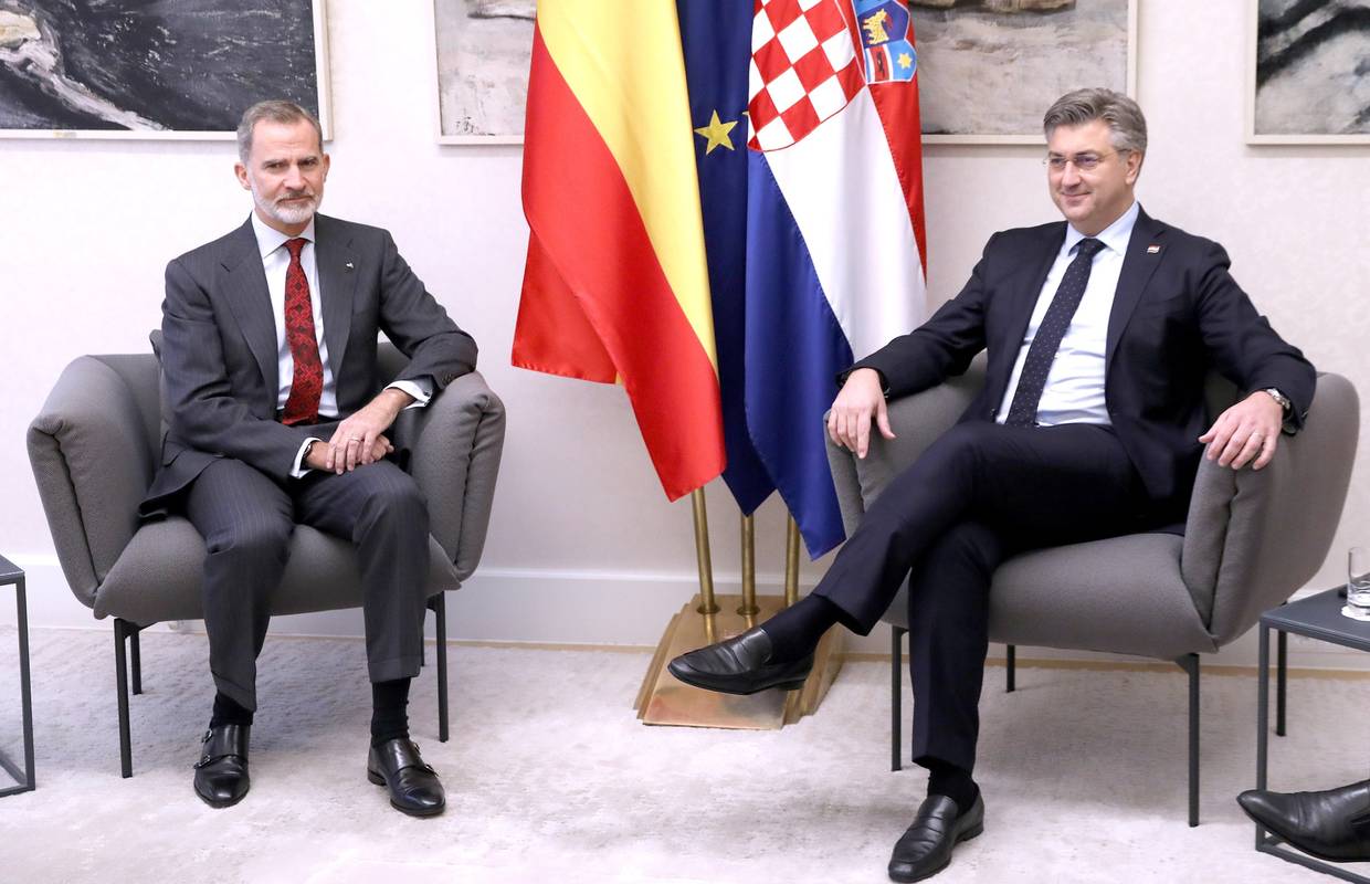 Prosudite sami: Je li Plenković smio biti ovako zavaljen uz kralja? 'Ništa nije neprimjereno ...